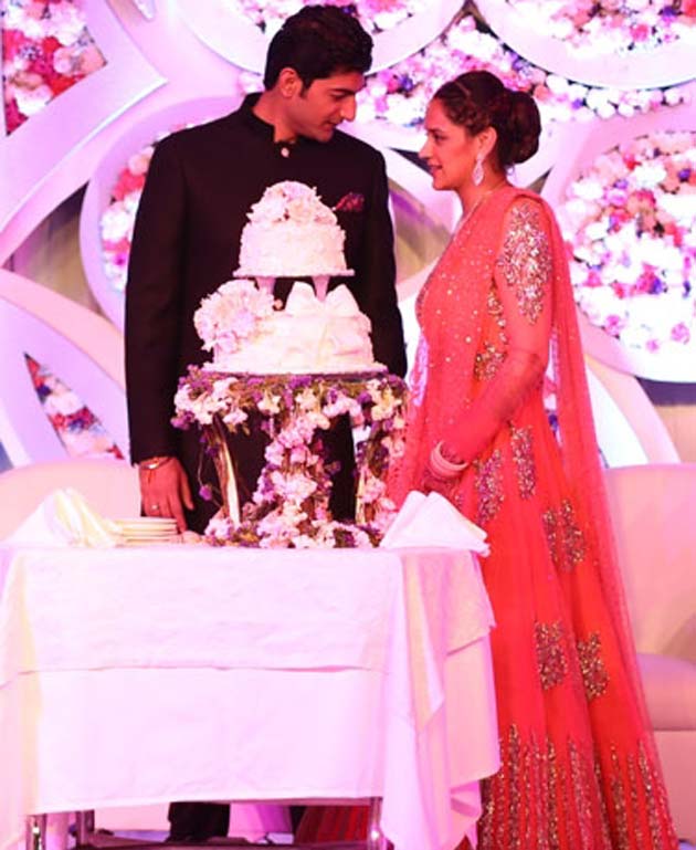 Baba Ramdev and Narendra Mody bless newly-weds - WeddingSutra Blog