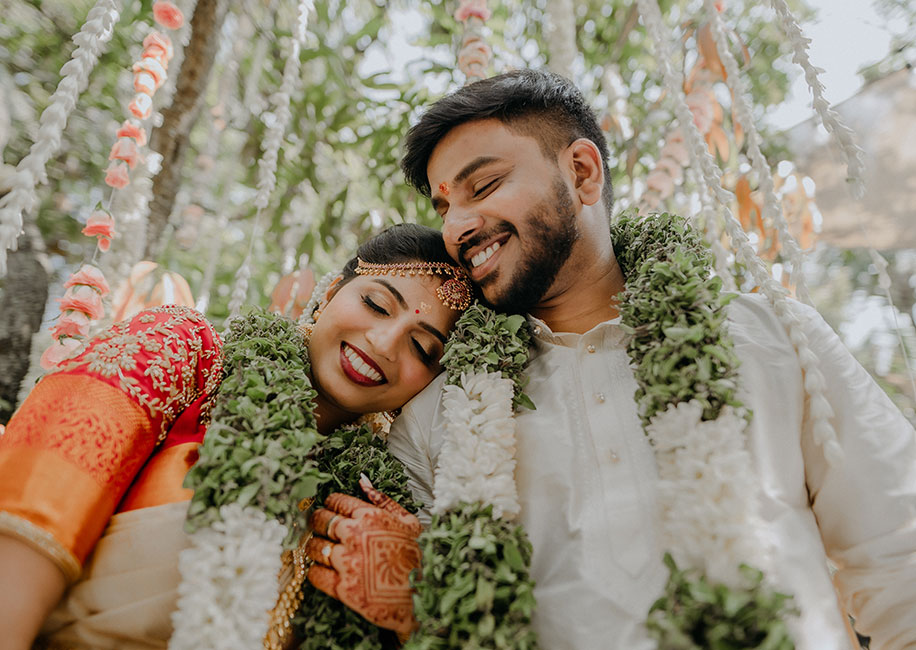 This couple’s unconventional wedding mandap under a tree with its ...
