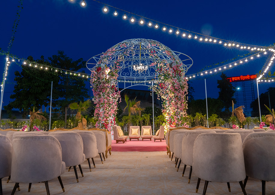 Inspired by a blooming English Garden, this couple’s outdoor wedding ...