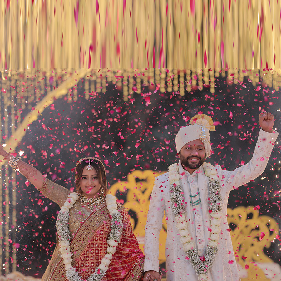 Rajvi and Karan, Regency Lagoon Resort & Convention, Gujarat | WeddingSutra