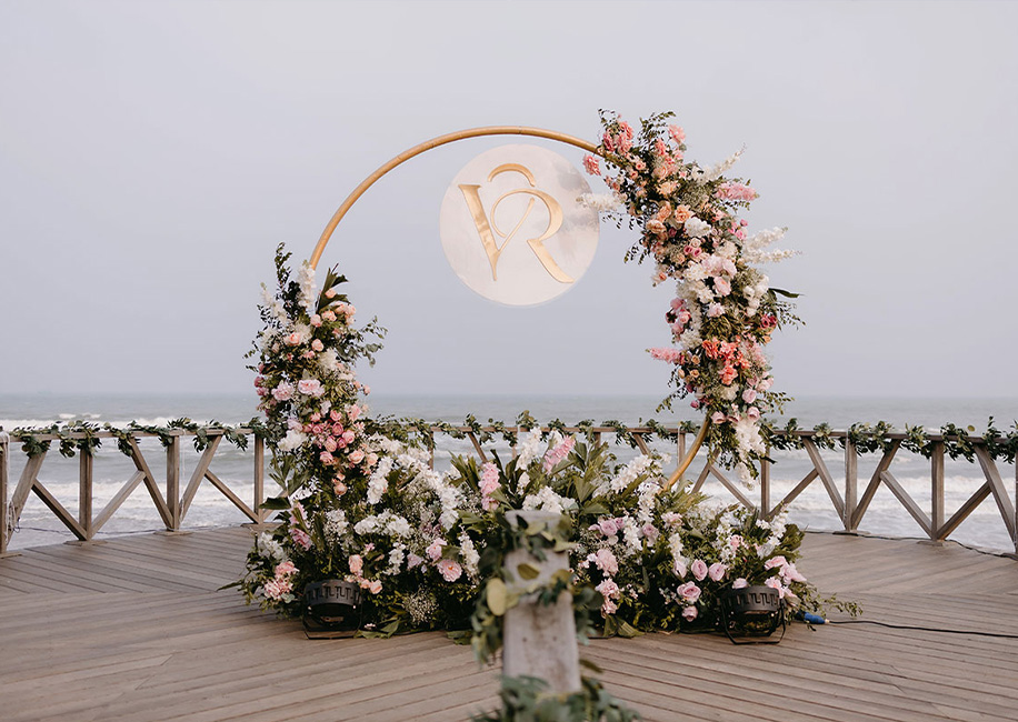 A beachside wedding that seamlessly blended earthy floral vibes with ...